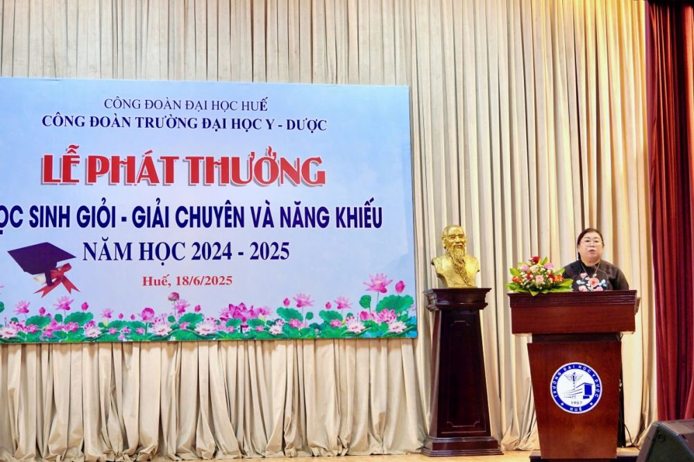 Hoạt động Hue-UMP | Lễ phát thưởng cho các cháu con viên chức, người lao động đạt học sinh giỏi ...